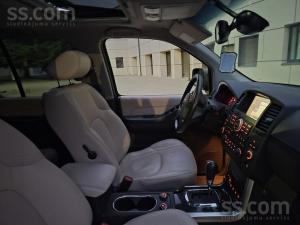Black Nissan Pathfinder 2011 in Riga, with an engine capacity of 3.00 L and mileage of 272 thousand km for 8250 €, photo 5 on AUTOMOTO.COM.LV