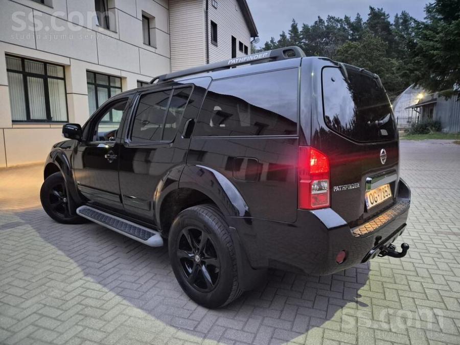 Black Nissan Pathfinder 2011 in Riga, with an engine capacity of 3.00 L and mileage of 272 thousand km for 8250 €, photo 7 on AUTOMOTO.COM.LV