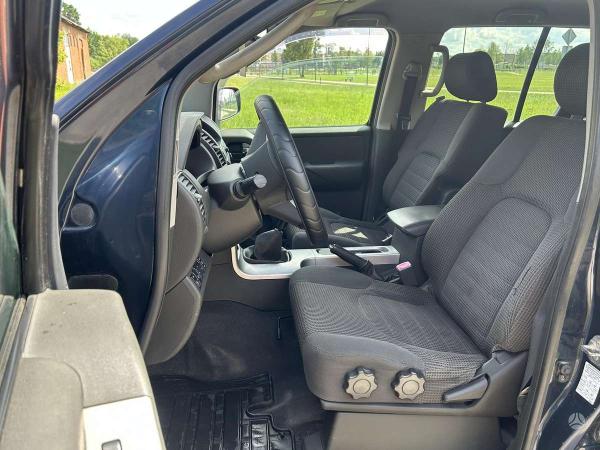 Blue Nissan Pathfinder 2005 in Ukmerge, with an engine capacity of 2.50 L and mileage of 278 thousand km for 3450 €, photo 10 on AUTOMOTO.COM.LV