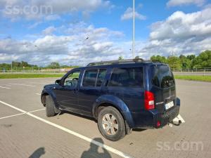 Zils Nissan Pathfinder 2006 Rēzekne, ar dzinēja tilpumu 2.50 L un nobraukumu 380 tūkst. km par 3490 €, foto 1 vietnē AUTOMOTO.COM.LV