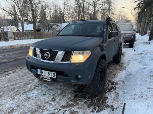 Zils Nissan Pathfinder 2007 Jūrmala, ar dzinēja tilpumu 2.50 L un nobraukumu 296 tūkst. km par 7999 €, foto  vietnē AUTOMOTO.COM.LV
