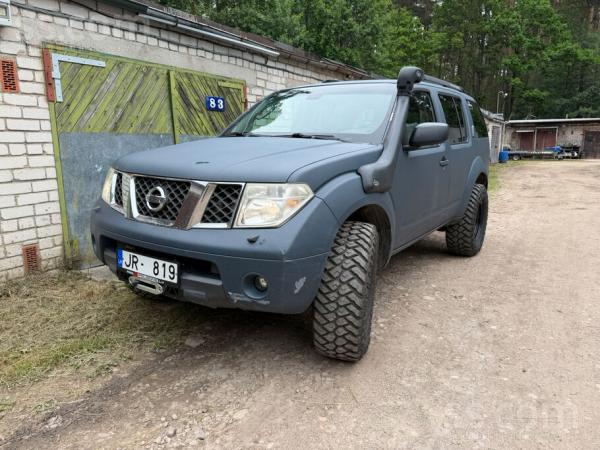 Blue Nissan Pathfinder 2007 in Jurmala, with an engine capacity of 2.50 L and mileage of 296 thousand km for 5999 €, photo 1 on AUTOMOTO.COM.LV