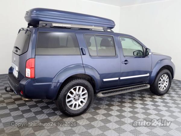 Blue Nissan Pathfinder 2011 in Tallinn, with an engine capacity of 3.00 L and mileage of 288 thousand km for 2799 €, photo 3 on AUTOMOTO.COM.LV