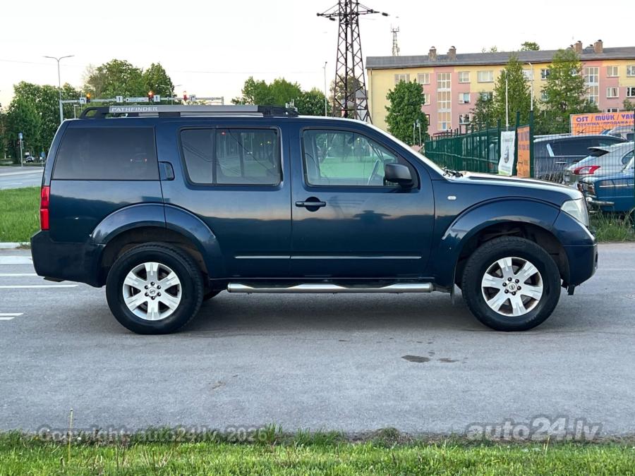 Blue Nissan Pathfinder 2005 in Narva, with an engine capacity of 2.50 L and mileage of 315 thousand km for 2499 €, photo 5 on AUTOMOTO.COM.LV