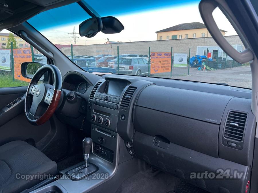 Blue Nissan Pathfinder 2005 in Narva, with an engine capacity of 2.50 L and mileage of 315 thousand km for 2499 €, photo 15 on AUTOMOTO.COM.LV