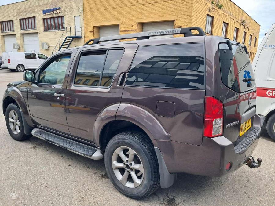 Brown Nissan Pathfinder 2009 in Kaunas, with an engine capacity of 2.49 L and mileage of 181 thousand km for 3000 €, photo 3 on AUTOMOTO.COM.LV