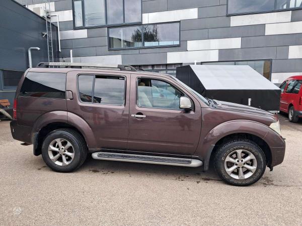 Brown Nissan Pathfinder 2009 in Kaunas, with an engine capacity of 2.49 L and mileage of 181 thousand km for 3000 €, photo 3 on AUTOMOTO.COM.LV
