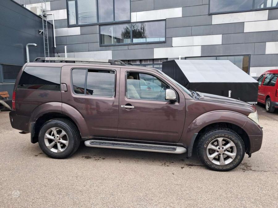 Brown Nissan Pathfinder 2009 in Kaunas, with an engine capacity of 2.49 L and mileage of 181 thousand km for 3000 €, photo 4 on AUTOMOTO.COM.LV