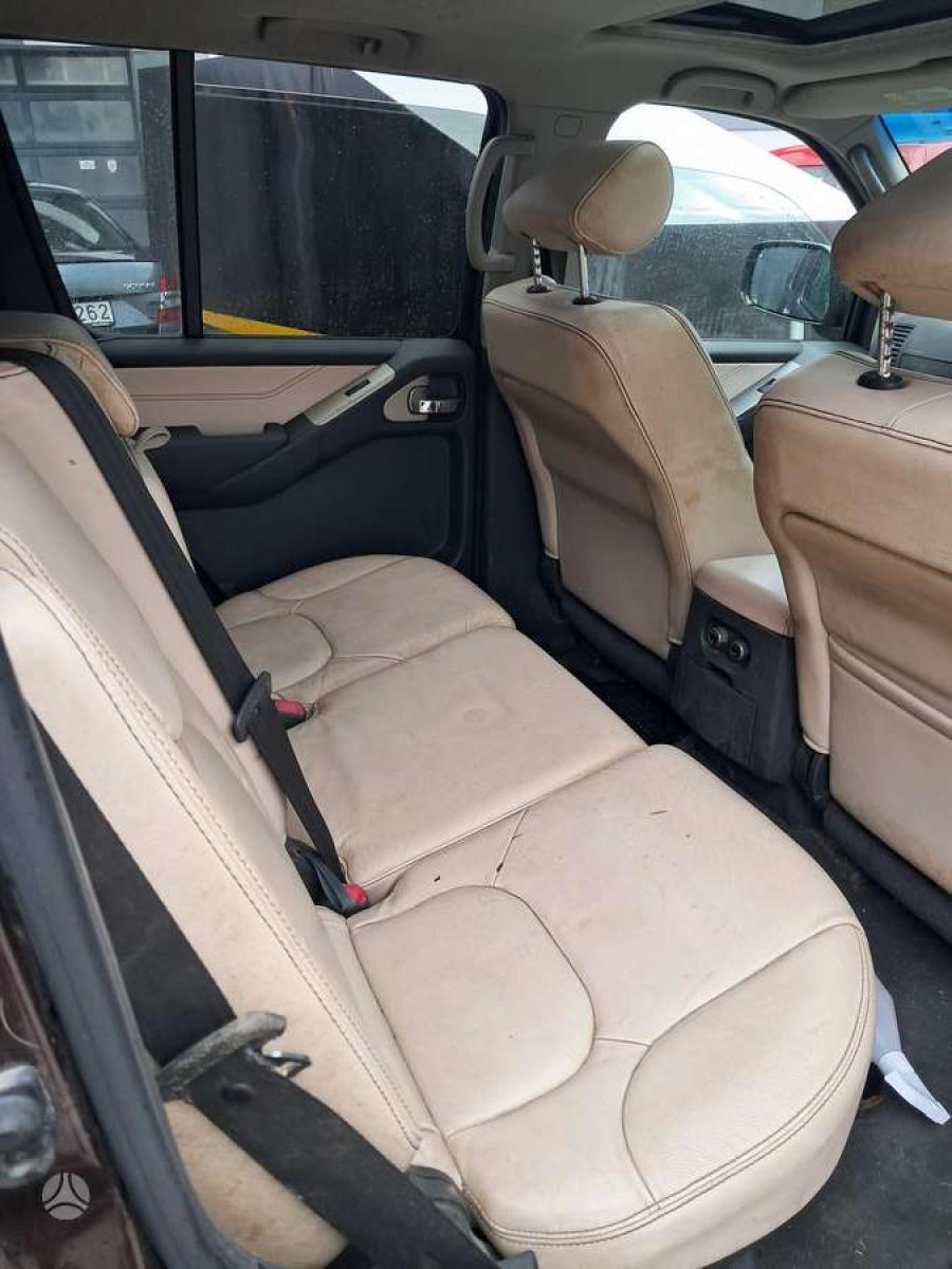 Brown Nissan Pathfinder 2009 in Kaunas, with an engine capacity of 2.49 L and mileage of 181 thousand km for 3000 €, photo 9 on AUTOMOTO.COM.LV