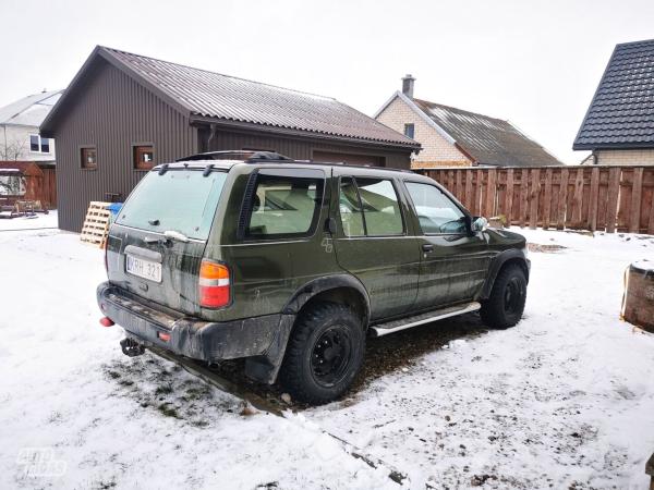 Nissan Pathfinder 1999 in Marijampole, with an engine capacity of 3.30 L and mileage of 293 thousand km for 3500 €, photo 4 on AUTOMOTO.COM.LV