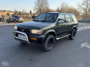 Zaļš Nissan Pathfinder 1999 Viļņa, ar dzinēja tilpumu 3.30 L un nobraukumu 304 tūkst. km par 5500 €, foto  vietnē AUTOMOTO.COM.LV