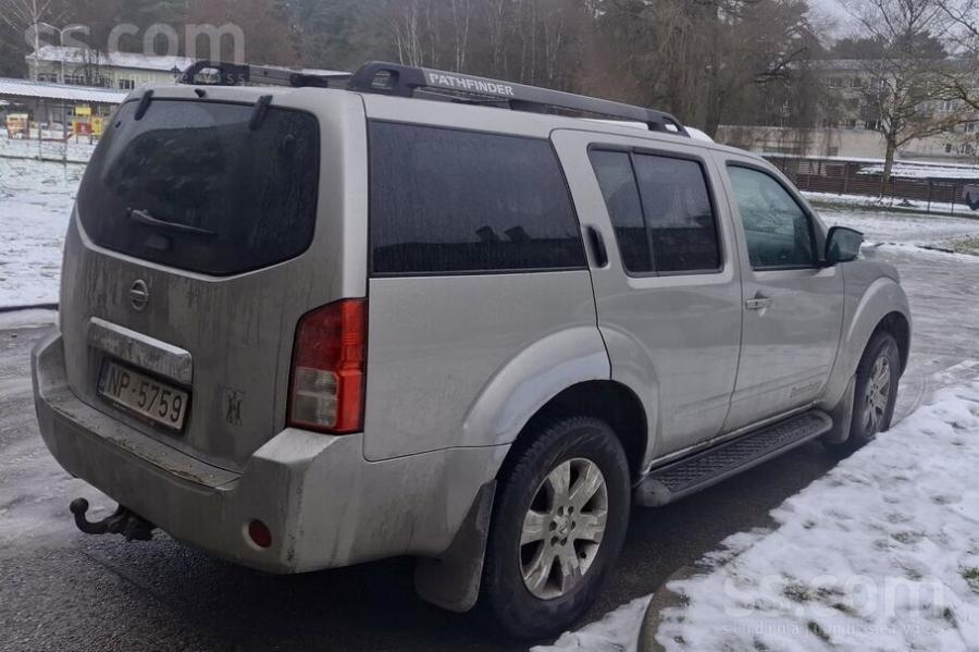 Green Nissan Pathfinder 2008 in Riga, with an engine capacity of 2.50 L and mileage of 257 thousand km for 3800 €, photo 4 on AUTOMOTO.COM.LV