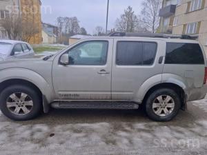 Green Nissan Pathfinder 2008 in Riga, with an engine capacity of 2.50 L and mileage of 257 thousand km for 3800 €, photo 5 on AUTOMOTO.COM.LV