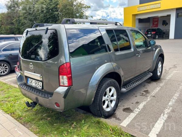 Grey Nissan Pathfinder 2005 in Riga, with an engine capacity of 2.50 L and mileage of 273 thousand km for 4100 €, photo 4 on AUTOMOTO.COM.LV