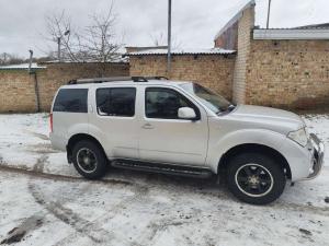 Pelēks Nissan Pathfinder 2005 Utena, ar dzinēja tilpumu 2.49 L un nobraukumu 168 tūkst. km par 4200 €, foto  vietnē AUTOMOTO.COM.LV