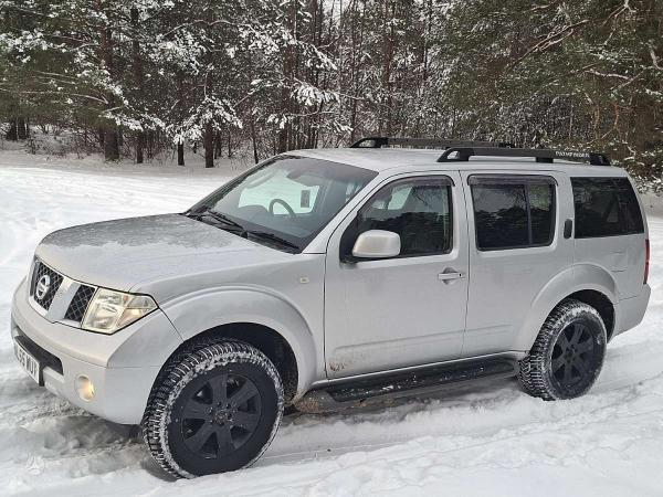 Grey Nissan Pathfinder 2005 in Silute, with an engine capacity of 2.50 L and mileage of 142 thousand km for 2800 €, photo 1 on AUTOMOTO.COM.LV