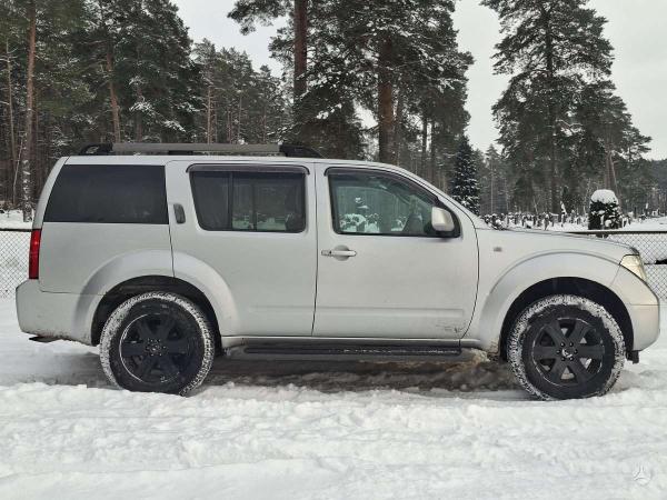 Grey Nissan Pathfinder 2005 in Silute, with an engine capacity of 2.50 L and mileage of 142 thousand km for 2800 €, photo 9 on AUTOMOTO.COM.LV