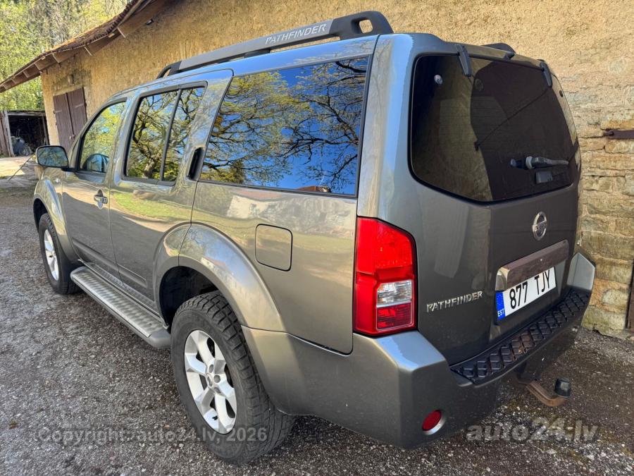 Pelēks Nissan Pathfinder 2005 Rakvere, ar dzinēja tilpumu 2.50 L un nobraukumu 315 tūkst. km par 3799 €, foto 4 vietnē AUTOMOTO.COM.LV