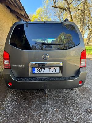 Pelēks Nissan Pathfinder 2005 Rakvere, ar dzinēja tilpumu 2.50 L un nobraukumu 315 tūkst. km par 3799 €, foto 7 vietnē AUTOMOTO.COM.LV