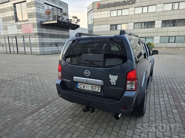 Grey Nissan Pathfinder 2005 in Riga, with an engine capacity of 2.50 L and mileage of 307 thousand km for 5500 €, photo 6 on AUTOMOTO.COM.LV