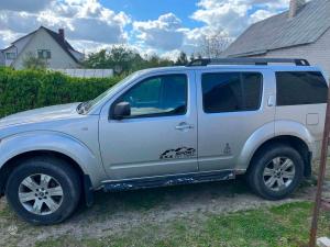 Grey Nissan Pathfinder 2005 in Vilnius, with an engine capacity of 2.49 L and mileage of 431 thousand km for 2900 €, photo  on AUTOMOTO.COM.LV