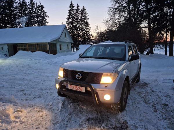 Pelēks Nissan Pathfinder 2006 Viļņa, ar dzinēja tilpumu 2.50 L un nobraukumu 395 tūkst. km par 2950 €, foto 1 vietnē AUTOMOTO.COM.LV