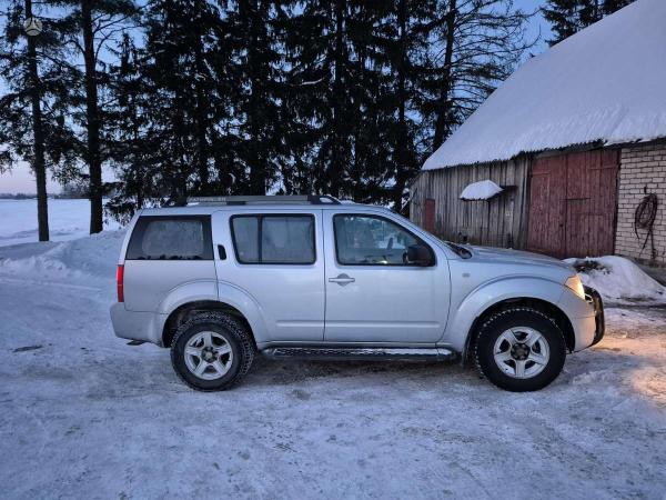 Pelēks Nissan Pathfinder 2006 Viļņa, ar dzinēja tilpumu 2.50 L un nobraukumu 395 tūkst. km par 2950 €, foto 3 vietnē AUTOMOTO.COM.LV
