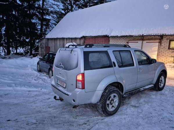 Pelēks Nissan Pathfinder 2006 Viļņa, ar dzinēja tilpumu 2.50 L un nobraukumu 395 tūkst. km par 2950 €, foto 4 vietnē AUTOMOTO.COM.LV