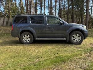 Pelēks Nissan Pathfinder 2006 Jūrmala, ar dzinēja tilpumu 2.50 L un nobraukumu 270 tūkst. km par 5450 €, foto 5 vietnē AUTOMOTO.COM.LV
