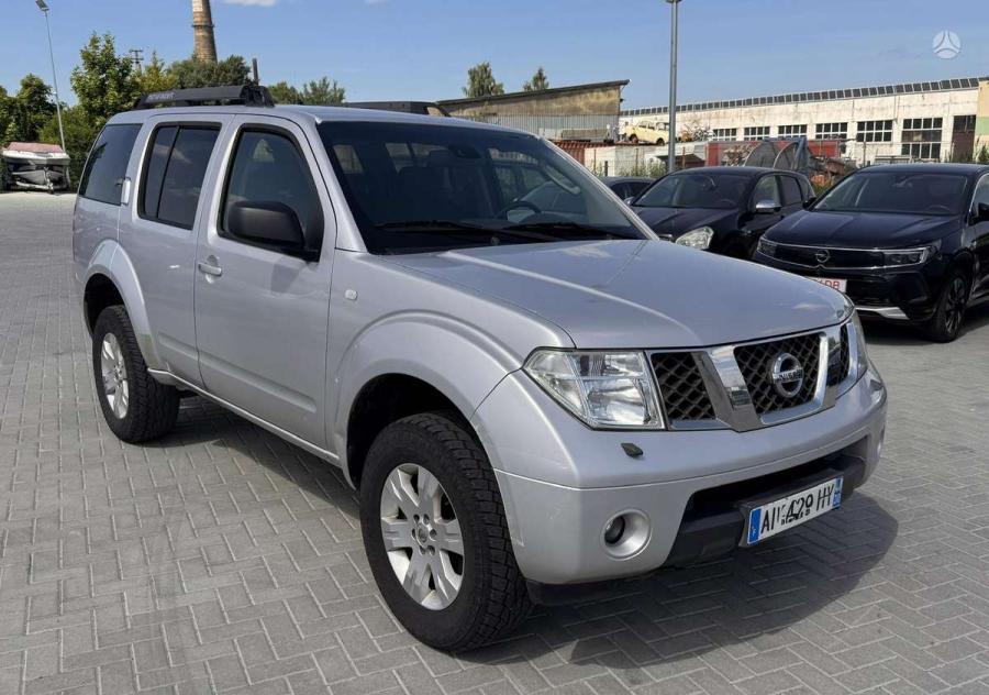 Grey Nissan Pathfinder 2006 in Taurage, with an engine capacity of 2.49 L and mileage of 336 thousand km for 5500 €, photo 1 on AUTOMOTO.COM.LV