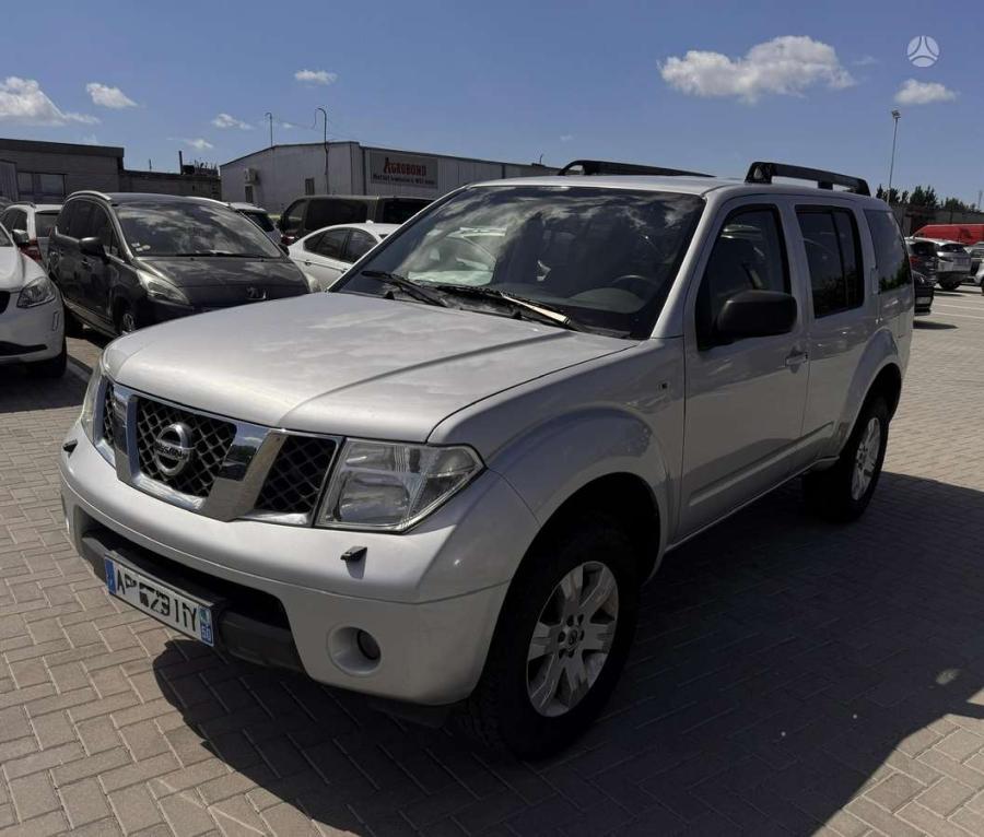 Grey Nissan Pathfinder 2006 in Taurage, with an engine capacity of 2.49 L and mileage of 336 thousand km for 5500 €, photo 3 on AUTOMOTO.COM.LV