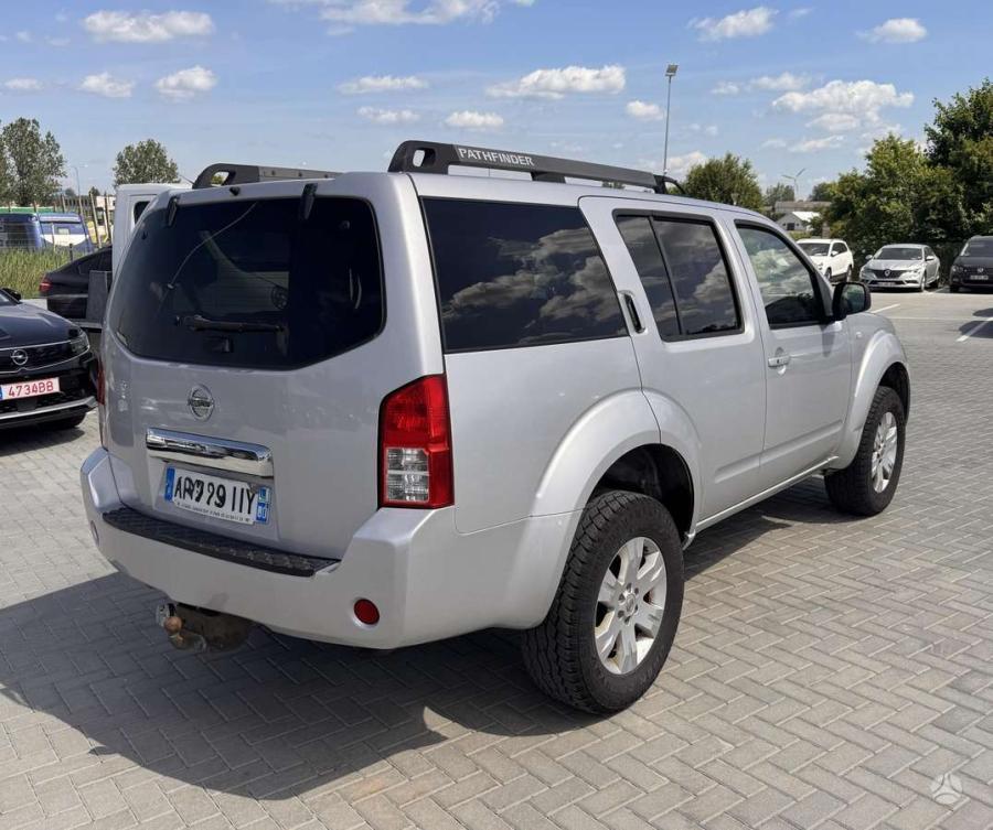 Grey Nissan Pathfinder 2006 in Taurage, with an engine capacity of 2.49 L and mileage of 336 thousand km for 5500 €, photo 4 on AUTOMOTO.COM.LV