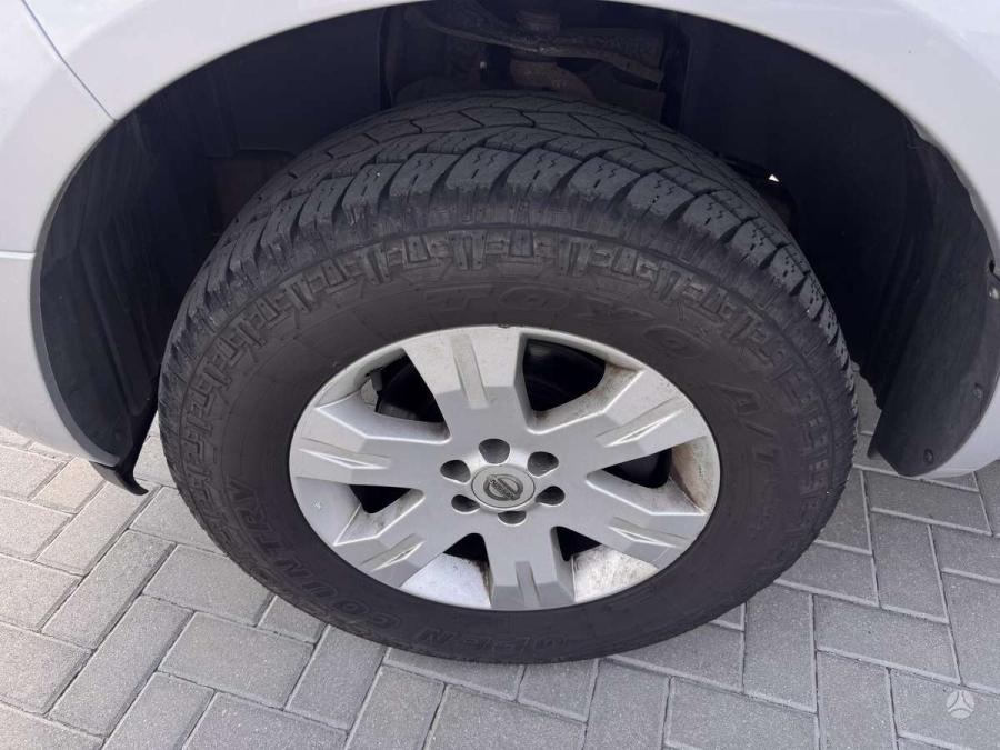 Grey Nissan Pathfinder 2006 in Taurage, with an engine capacity of 2.49 L and mileage of 336 thousand km for 5500 €, photo 6 on AUTOMOTO.COM.LV