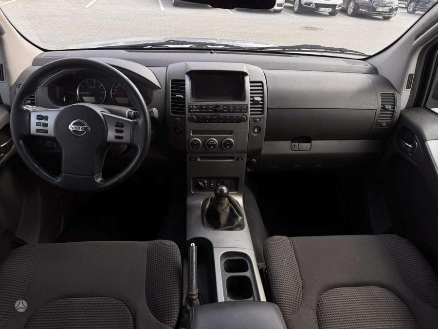 Grey Nissan Pathfinder 2006 in Taurage, with an engine capacity of 2.49 L and mileage of 336 thousand km for 5500 €, photo 12 on AUTOMOTO.COM.LV