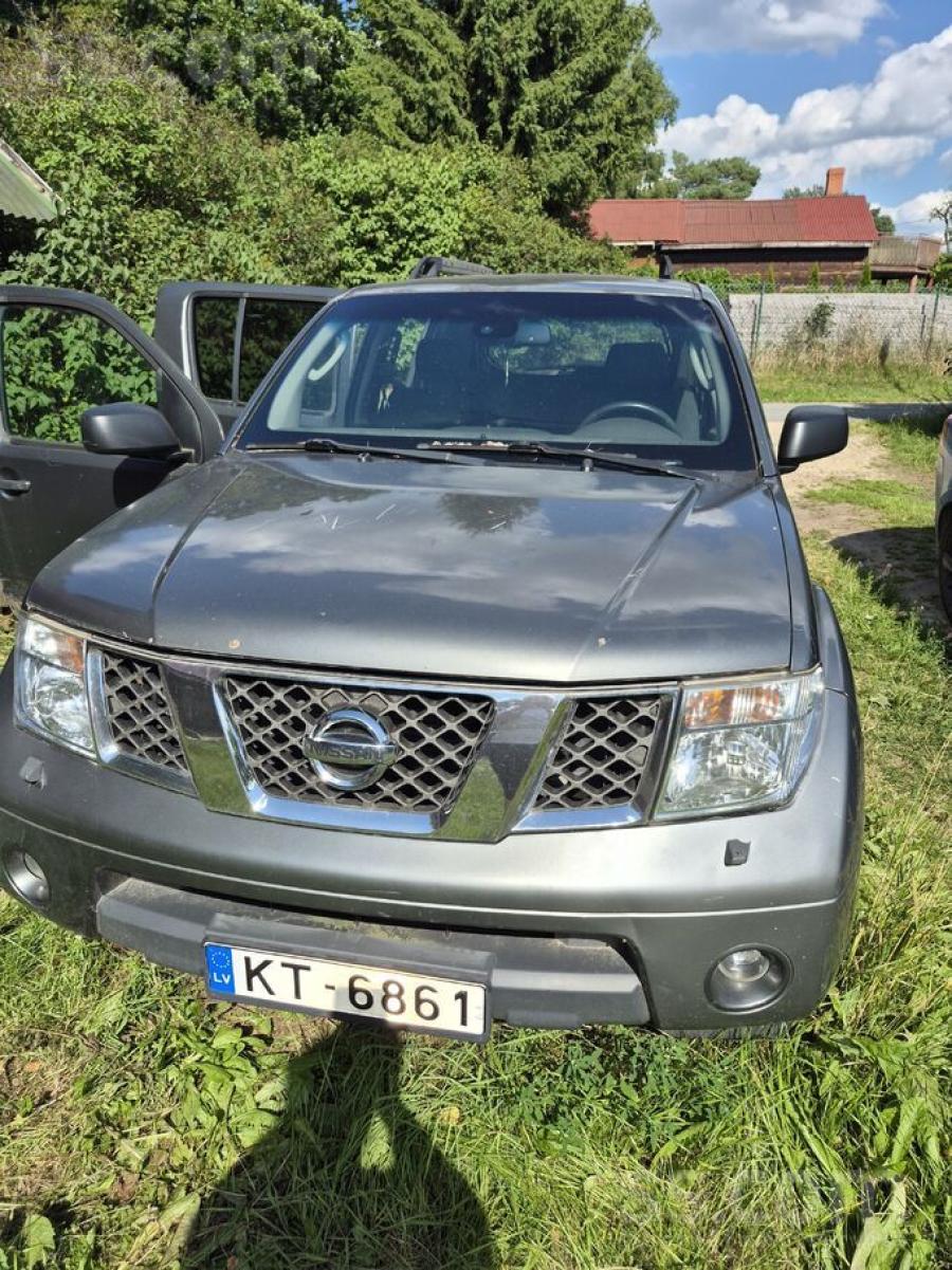 Pelēks Nissan Pathfinder 2006 Rīga, ar dzinēja tilpumu 2.50 L un nobraukumu 325 tūkst. km par 1800 €, foto 1 vietnē AUTOMOTO.COM.LV