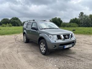 Pelēks Nissan Pathfinder 2006 Rīga, ar dzinēja tilpumu 2.50 L un nobraukumu 325 tūkst. km par 2000 €, foto  vietnē AUTOMOTO.COM.LV