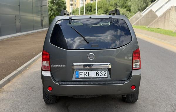 Pelēks Nissan Pathfinder 2006 Viļņa, ar dzinēja tilpumu 2.50 L un nobraukumu 360 tūkst. km par 2750 €, foto 4 vietnē AUTOMOTO.COM.LV