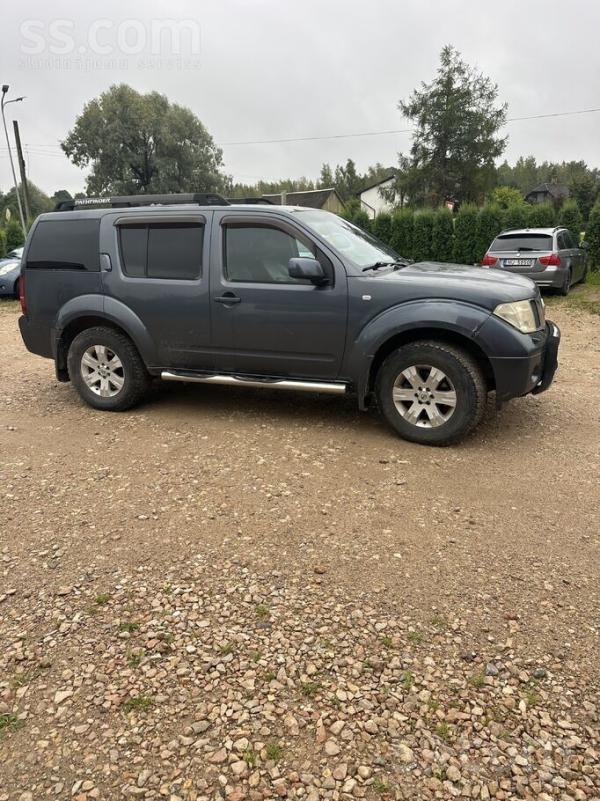Nissan Pathfinder 2006 in Gulbene on AUTOMOTO.COM.LV Grey Nissan Pathfinder 2006 in Gulbene, with an engine capacity of 2.50 L and mileage of 473 thousand km for 2000 €, photo 4 on AUTOMOTO.COM.LV