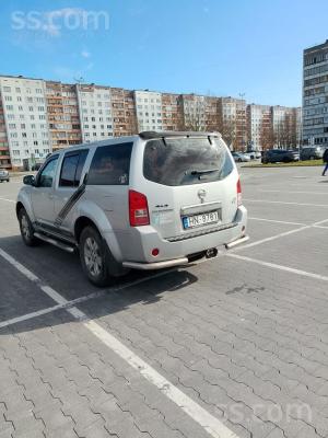 Grey Nissan Pathfinder 2007 in Riga, with an engine capacity of 2.50 L and mileage of 421 thousand km for 3999 €, photo 3 on AUTOMOTO.COM.LV