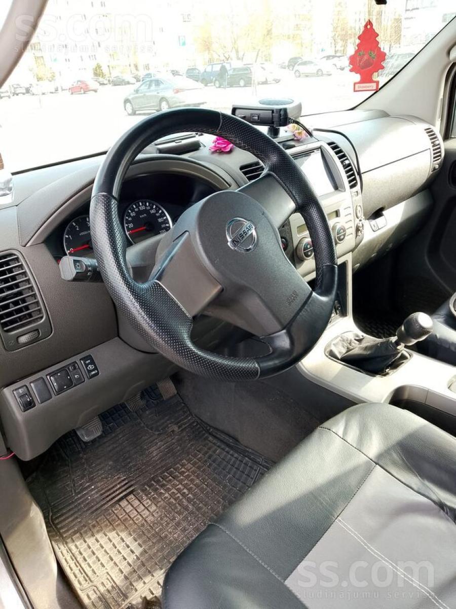 Grey Nissan Pathfinder 2007 in Riga, with an engine capacity of 2.50 L and mileage of 421 thousand km for 3999 €, photo 8 on AUTOMOTO.COM.LV
