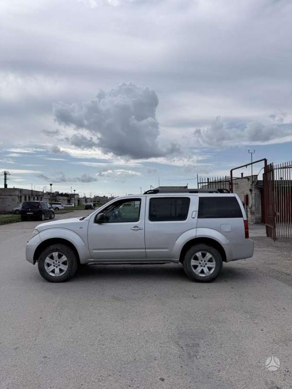 Pelēks Nissan Pathfinder 2007 Kauņa, ar dzinēja tilpumu 2.49 L un nobraukumu 256 tūkst. km par 3700 €, foto 5 vietnē AUTOMOTO.COM.LV