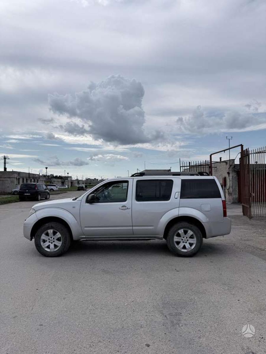 Grey Nissan Pathfinder 2007 in Kaunas, with an engine capacity of 2.49 L and mileage of 256 thousand km for 3700 €, photo 5 on AUTOMOTO.COM.LV