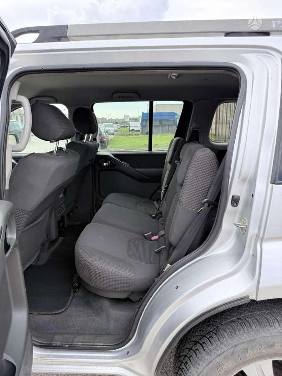 Grey Nissan Pathfinder 2007 in Kaunas, with an engine capacity of 2.49 L and mileage of 256 thousand km for 3700 €, photo 9 on AUTOMOTO.COM.LV