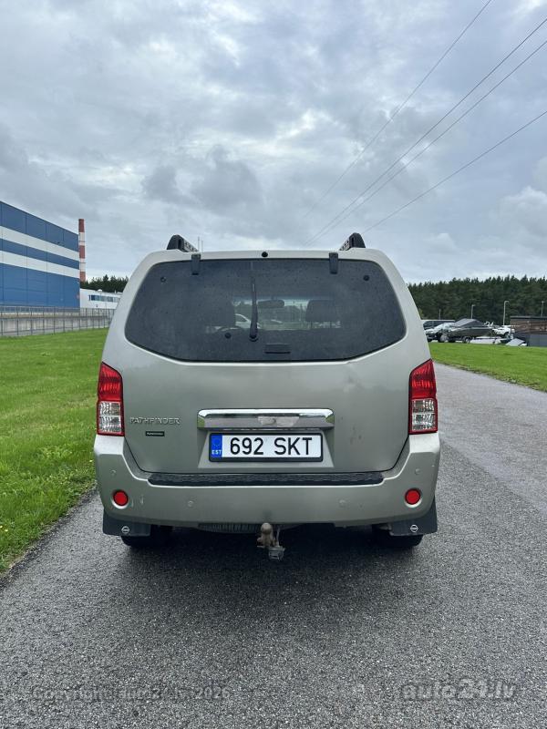 Pelēks Nissan Pathfinder 2007 Mardu, ar dzinēja tilpumu 2.50 L un nobraukumu 238 tūkst. km par 6000 €, foto 7 vietnē AUTOMOTO.COM.LV