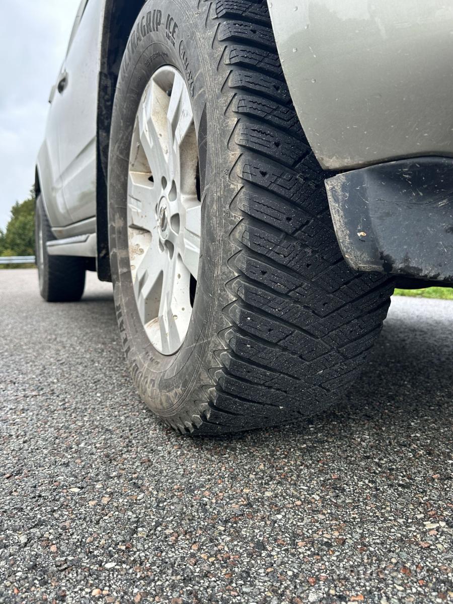 Pelēks Nissan Pathfinder 2007 Mardu, ar dzinēja tilpumu 2.50 L un nobraukumu 238 tūkst. km par 6000 €, foto 10 vietnē AUTOMOTO.COM.LV