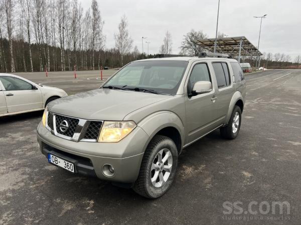 Grey Nissan Pathfinder 2008 in Cesis, with an engine capacity of 2.50 L and mileage of 228 thousand km for 10500 €, photo 1 on AUTOMOTO.COM.LV