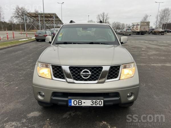 Grey Nissan Pathfinder 2008 in Cesis, with an engine capacity of 2.50 L and mileage of 228 thousand km for 10500 €, photo 2 on AUTOMOTO.COM.LV