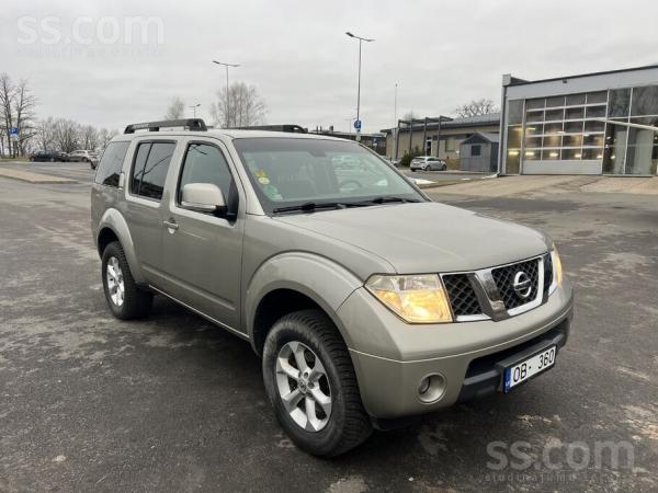 Grey Nissan Pathfinder 2008 in Cesis, with an engine capacity of 2.50 L and mileage of 228 thousand km for 10500 €, photo 3 on AUTOMOTO.COM.LV