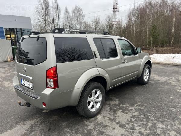 Grey Nissan Pathfinder 2008 in Cesis, with an engine capacity of 2.50 L and mileage of 228 thousand km for 10500 €, photo 4 on AUTOMOTO.COM.LV