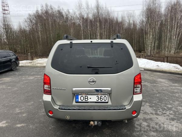 Grey Nissan Pathfinder 2008 in Cesis, with an engine capacity of 2.50 L and mileage of 228 thousand km for 10500 €, photo 5 on AUTOMOTO.COM.LV